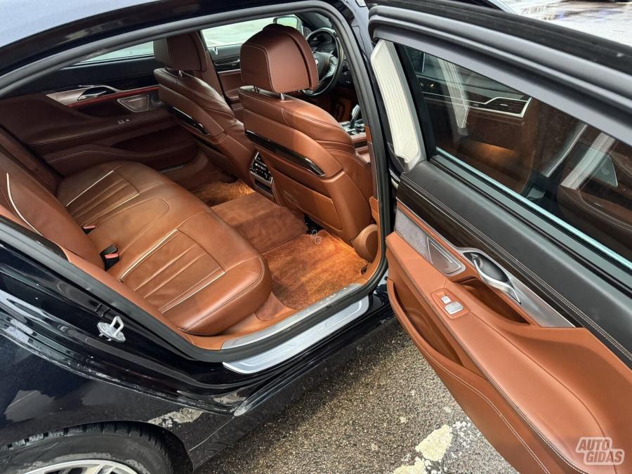 Black BMW 750 2019 in Kaunas, with an engine capacity of 4.40 L and mileage of 76 thousand km for 28500 €, photo 16 on AUTOMOTO.COM.LV