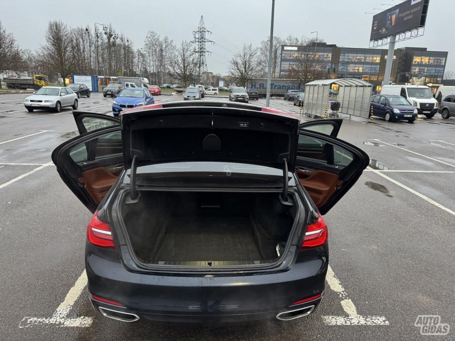 Black BMW 750 2019 in Kaunas, with an engine capacity of 4.40 L and mileage of 76 thousand km for 28500 €, photo 18 on AUTOMOTO.COM.LV
