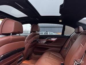 Black BMW 750 2019 in Kaunas, with an engine capacity of 4.40 L and mileage of 76 thousand km for 28500 €, photo 21 on AUTOMOTO.COM.LV