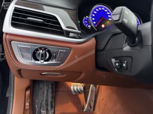Black BMW 750 2019 in Kaunas, with an engine capacity of 4.40 L and mileage of 76 thousand km for 28500 €, photo 29 on AUTOMOTO.COM.LV
