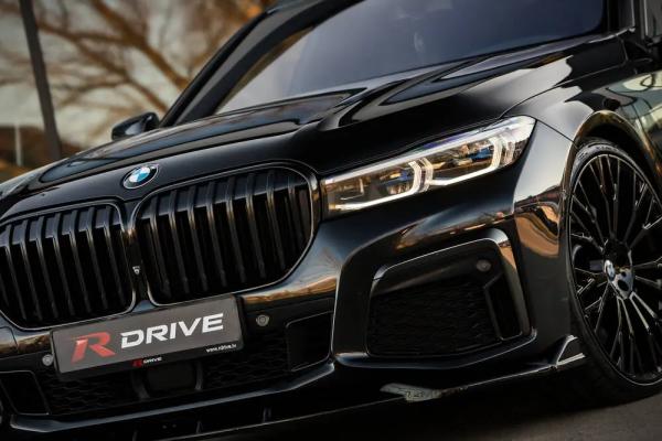 Black BMW 750 2019 in Jelgava, with an engine capacity of 4.40 L and mileage of 109 thousand km for 55000 €, photo 5 on AUTOMOTO.COM.LV