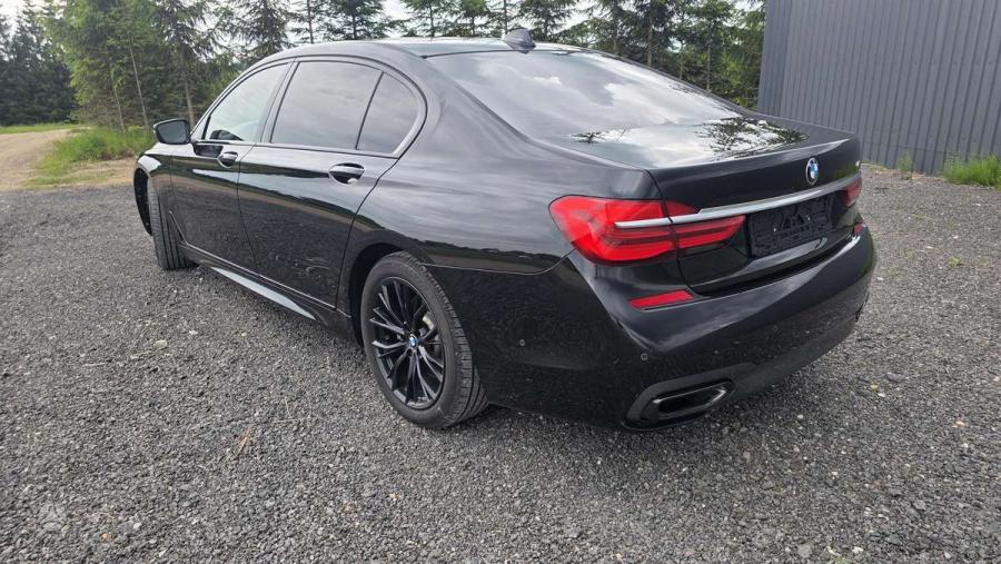 Melns BMW 750 2019 Raseiniai, ar dzinēja tilpumu 4.40 L un nobraukumu 122 tūkst. km par 19999 €, foto 5 vietnē AUTOMOTO.COM.LV