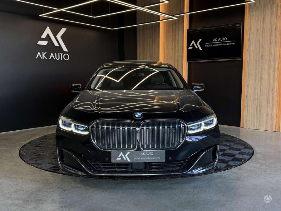 Black BMW 750 2019 in Kaunas, with an engine capacity of 2.99 L and mileage of 125 thousand km for 34990 €, photo 5 on AUTOMOTO.COM.LV