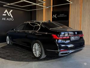 Black BMW 750 2019 in Kaunas, with an engine capacity of 2.99 L and mileage of 125 thousand km for 34990 €, photo 9 on AUTOMOTO.COM.LV