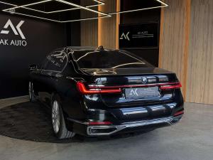Black BMW 750 2019 in Kaunas, with an engine capacity of 2.99 L and mileage of 125 thousand km for 34990 €, photo 10 on AUTOMOTO.COM.LV
