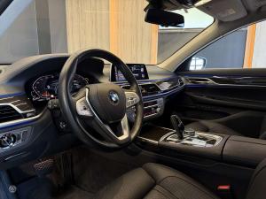 Black BMW 750 2019 in Kaunas, with an engine capacity of 2.99 L and mileage of 125 thousand km for 34990 €, photo 13 on AUTOMOTO.COM.LV