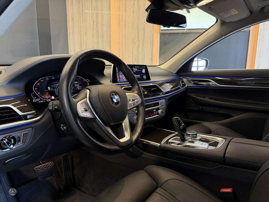 Black BMW 750 2019 in Kaunas, with an engine capacity of 2.99 L and mileage of 125 thousand km for 34990 €, photo 13 on AUTOMOTO.COM.LV
