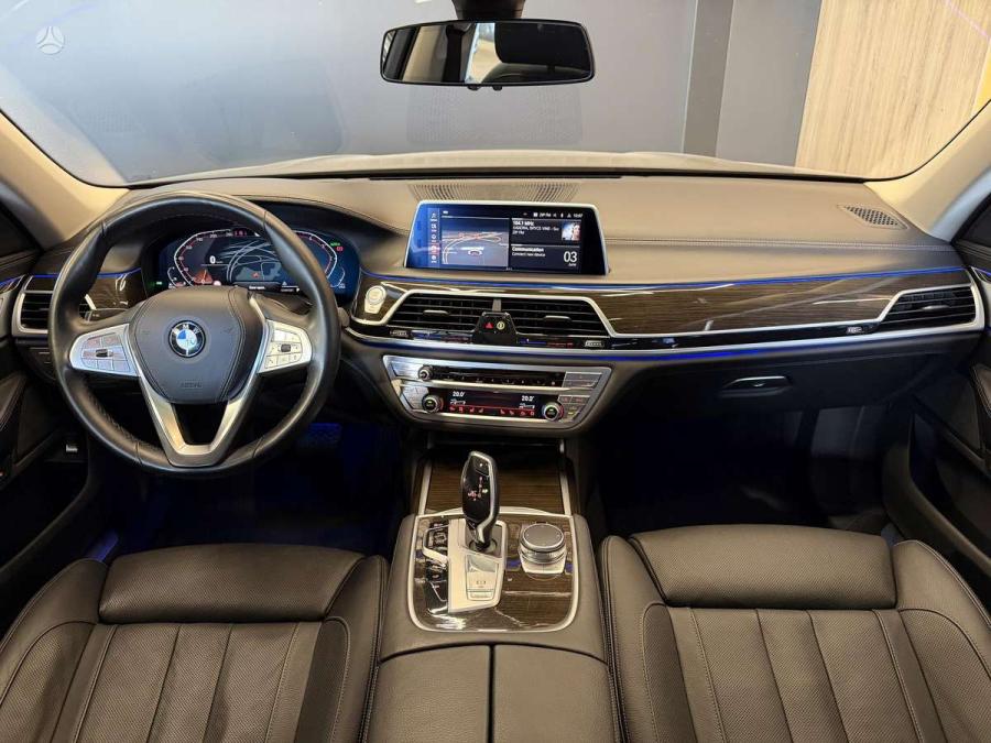 Black BMW 750 2019 in Kaunas, with an engine capacity of 2.99 L and mileage of 125 thousand km for 34990 €, photo 16 on AUTOMOTO.COM.LV