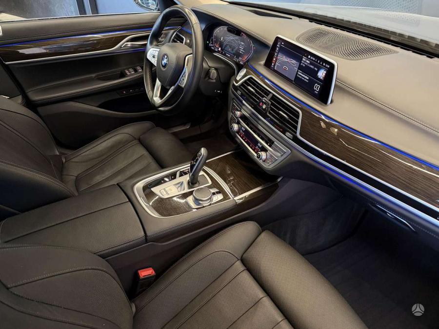Black BMW 750 2019 in Kaunas, with an engine capacity of 2.99 L and mileage of 125 thousand km for 34990 €, photo 17 on AUTOMOTO.COM.LV