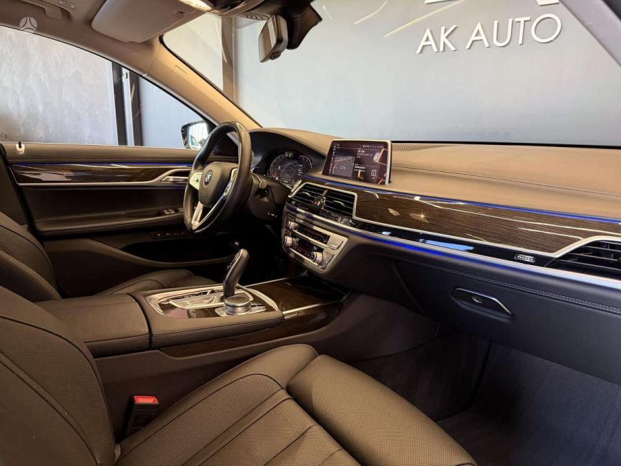 Black BMW 750 2019 in Kaunas, with an engine capacity of 2.99 L and mileage of 125 thousand km for 34990 €, photo 18 on AUTOMOTO.COM.LV