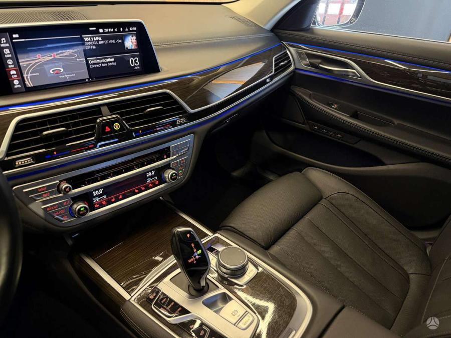 Black BMW 750 2019 in Kaunas, with an engine capacity of 2.99 L and mileage of 125 thousand km for 34990 €, photo 19 on AUTOMOTO.COM.LV