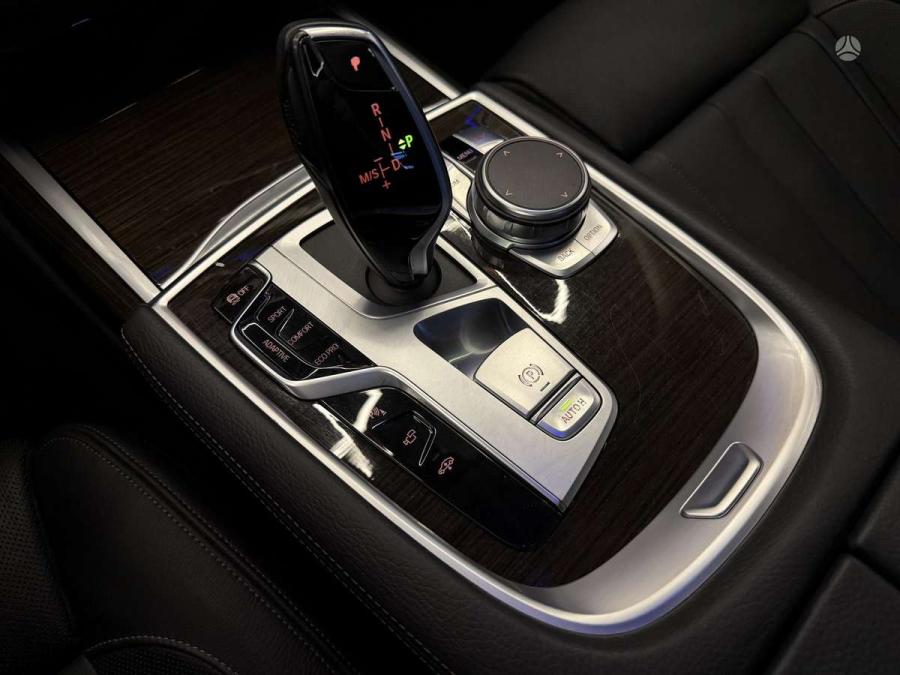 Black BMW 750 2019 in Kaunas, with an engine capacity of 2.99 L and mileage of 125 thousand km for 34990 €, photo 20 on AUTOMOTO.COM.LV