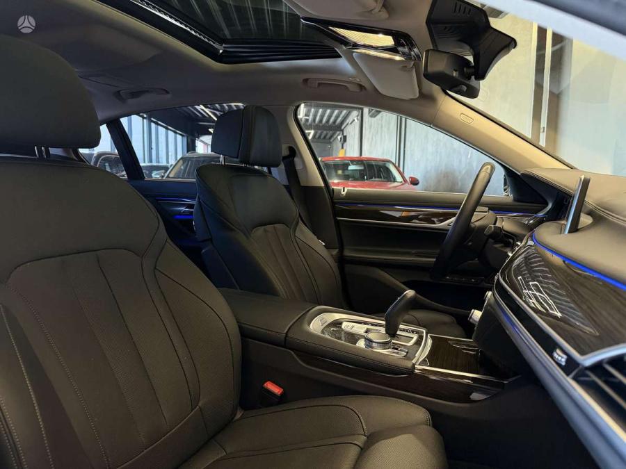 Black BMW 750 2019 in Kaunas, with an engine capacity of 2.99 L and mileage of 125 thousand km for 34990 €, photo 22 on AUTOMOTO.COM.LV