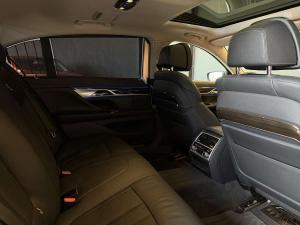 Black BMW 750 2019 in Kaunas, with an engine capacity of 2.99 L and mileage of 125 thousand km for 34990 €, photo 23 on AUTOMOTO.COM.LV