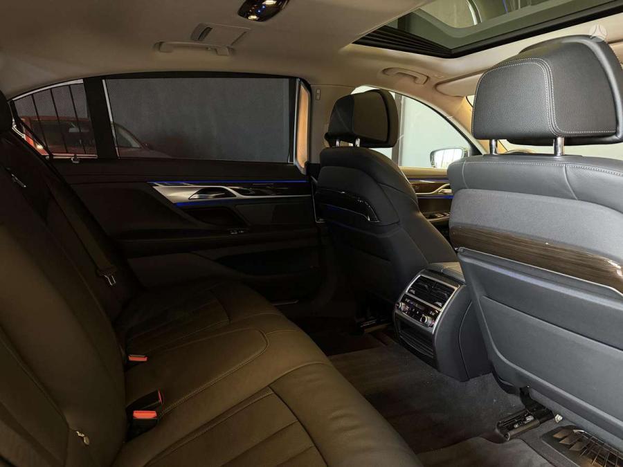 Black BMW 750 2019 in Kaunas, with an engine capacity of 2.99 L and mileage of 125 thousand km for 34990 €, photo 23 on AUTOMOTO.COM.LV