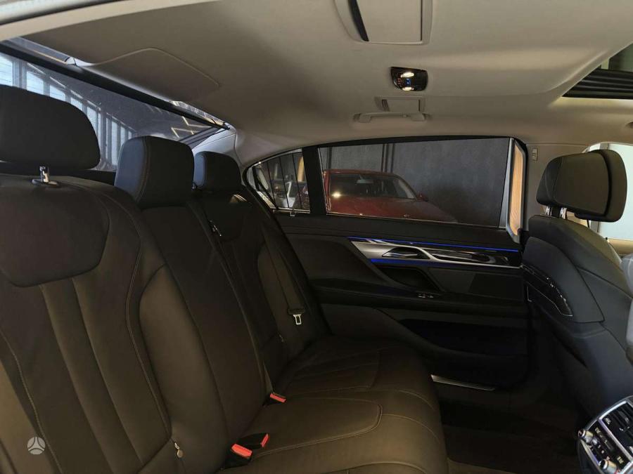 Black BMW 750 2019 in Kaunas, with an engine capacity of 2.99 L and mileage of 125 thousand km for 34990 €, photo 24 on AUTOMOTO.COM.LV