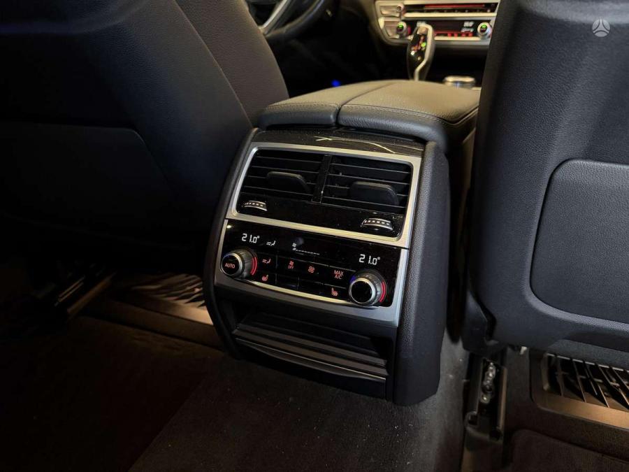 Black BMW 750 2019 in Kaunas, with an engine capacity of 2.99 L and mileage of 125 thousand km for 34990 €, photo 25 on AUTOMOTO.COM.LV