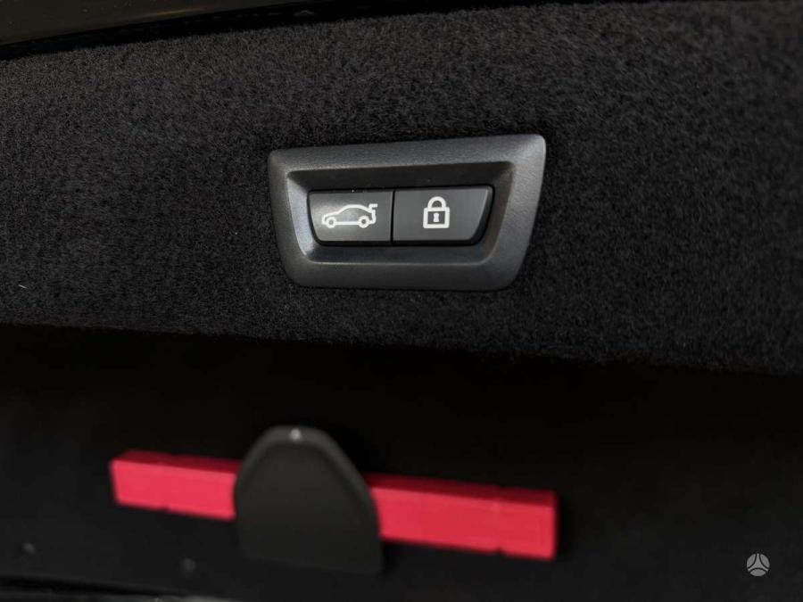 Black BMW 750 2019 in Kaunas, with an engine capacity of 2.99 L and mileage of 125 thousand km for 34990 €, photo 26 on AUTOMOTO.COM.LV
