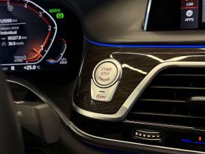 Black BMW 750 2019 in Kaunas, with an engine capacity of 2.99 L and mileage of 125 thousand km for 34990 €, photo 28 on AUTOMOTO.COM.LV