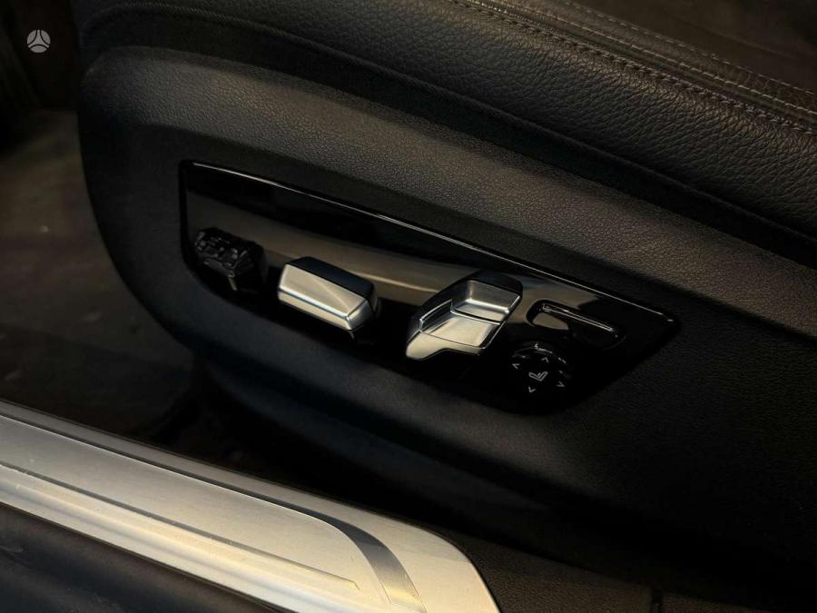 Black BMW 750 2019 in Kaunas, with an engine capacity of 2.99 L and mileage of 125 thousand km for 34990 €, photo 30 on AUTOMOTO.COM.LV