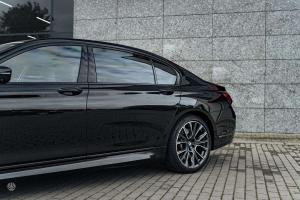 Black BMW 750 2020 in Klaipeda, with an engine capacity of 4.40 L and mileage of 59 thousand km for 39850 €, photo 9 on AUTOMOTO.COM.LV