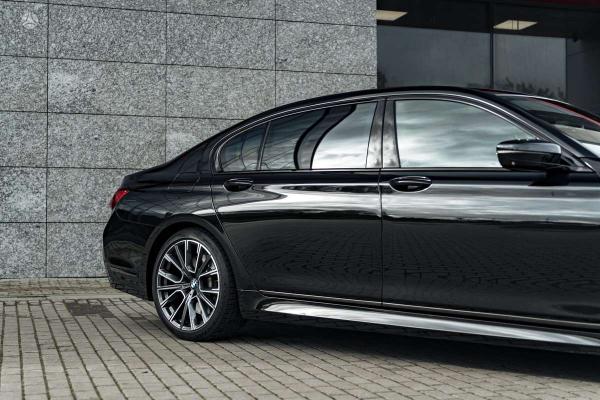 Black BMW 750 2020 in Klaipeda, with an engine capacity of 4.40 L and mileage of 59 thousand km for 39850 €, photo 11 on AUTOMOTO.COM.LV