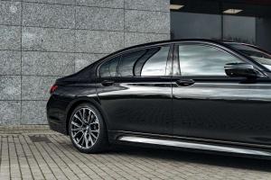 Black BMW 750 2020 in Klaipeda, with an engine capacity of 4.40 L and mileage of 59 thousand km for 39850 €, photo 11 on AUTOMOTO.COM.LV