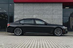 Black BMW 750 2020 in Klaipeda, with an engine capacity of 4.40 L and mileage of 59 thousand km for 39850 €, photo 12 on AUTOMOTO.COM.LV