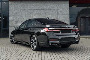 Black BMW 750 2020 in Klaipeda, with an engine capacity of 4.40 L and mileage of 59 thousand km for 39850 €, photo 18 on AUTOMOTO.COM.LV
