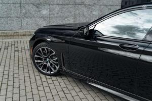 Black BMW 750 2020 in Klaipeda, with an engine capacity of 4.40 L and mileage of 59 thousand km for 39850 €, photo 19 on AUTOMOTO.COM.LV