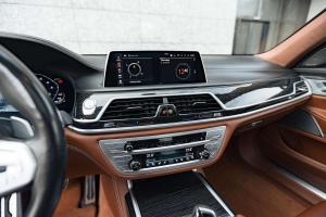 Black BMW 750 2020 in Klaipeda, with an engine capacity of 4.40 L and mileage of 59 thousand km for 39850 €, photo 26 on AUTOMOTO.COM.LV