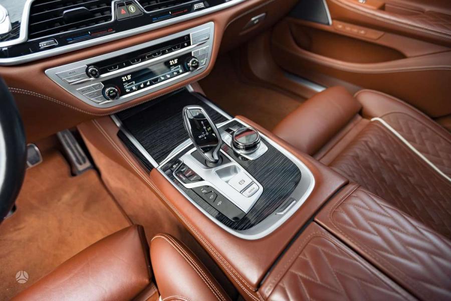 Black BMW 750 2020 in Klaipeda, with an engine capacity of 4.40 L and mileage of 59 thousand km for 39850 €, photo 28 on AUTOMOTO.COM.LV