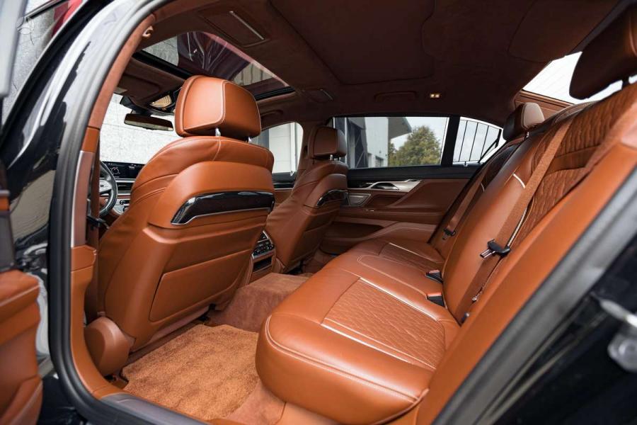 Black BMW 750 2020 in Klaipeda, with an engine capacity of 4.40 L and mileage of 59 thousand km for 39850 €, photo 32 on AUTOMOTO.COM.LV