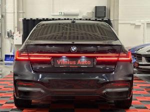Melns BMW 750 2022 Viļņa, ar dzinēja tilpumu 4.40 L un nobraukumu 70 tūkst. km par 52990 €, foto 5 vietnē AUTOMOTO.COM.LV