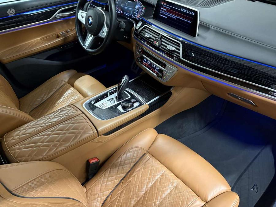 Melns BMW 750 2022 Viļņa, ar dzinēja tilpumu 4.40 L un nobraukumu 70 tūkst. km par 52990 €, foto 17 vietnē AUTOMOTO.COM.LV