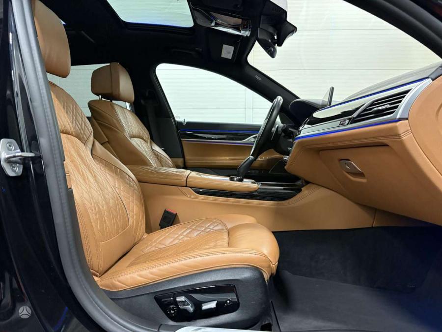 Melns BMW 750 2022 Viļņa, ar dzinēja tilpumu 4.40 L un nobraukumu 70 tūkst. km par 52990 €, foto 18 vietnē AUTOMOTO.COM.LV