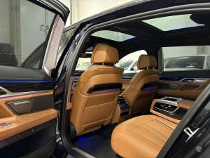 Melns BMW 750 2022 Viļņa, ar dzinēja tilpumu 4.40 L un nobraukumu 70 tūkst. km par 52990 €, foto 34 vietnē AUTOMOTO.COM.LV