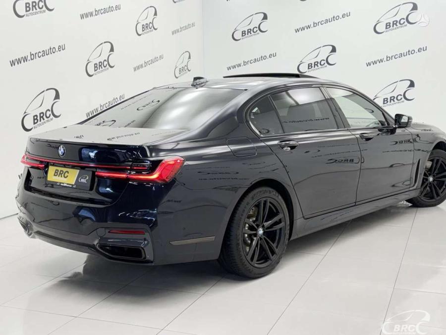 Black BMW 750 2022 in Vilnius, with an engine capacity of 4.40 L and mileage of 76 thousand km for 43900 €, photo 4 on AUTOMOTO.COM.LV