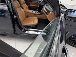 Black BMW 750 2022 in Vilnius, with an engine capacity of 4.40 L and mileage of 76 thousand km for 43900 €, photo 12 on AUTOMOTO.COM.LV