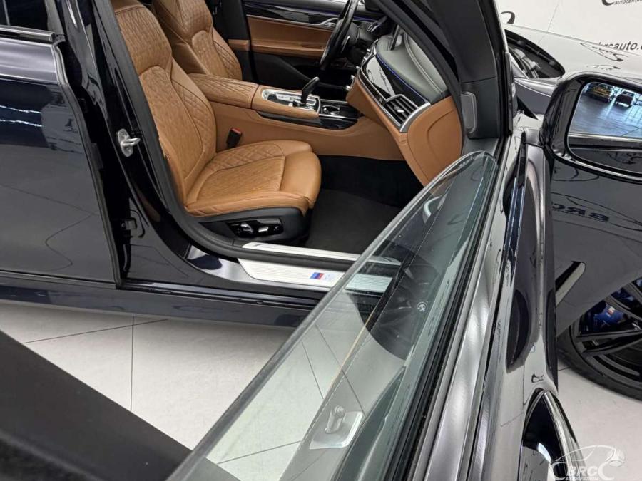 Black BMW 750 2022 in Vilnius, with an engine capacity of 4.40 L and mileage of 76 thousand km for 43900 €, photo 12 on AUTOMOTO.COM.LV