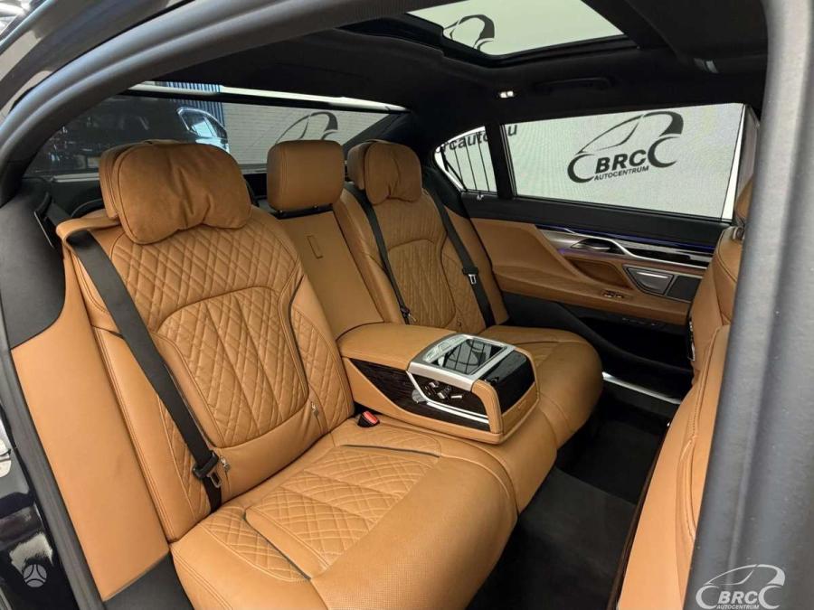 Black BMW 750 2022 in Vilnius, with an engine capacity of 4.40 L and mileage of 76 thousand km for 43900 €, photo 16 on AUTOMOTO.COM.LV