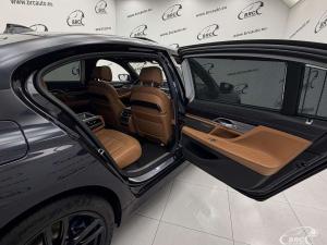 Black BMW 750 2022 in Vilnius, with an engine capacity of 4.40 L and mileage of 76 thousand km for 43900 €, photo 17 on AUTOMOTO.COM.LV