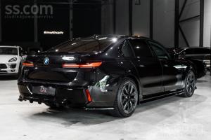 Black BMW 750 2025 in Riga, with an engine capacity of 3.00 L and mileage of 17 thousand km for 121000 €, photo 5 on AUTOMOTO.COM.LV