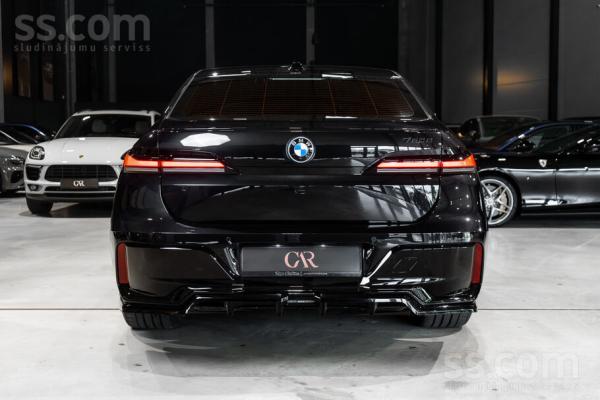 Black BMW 750 2025 in Riga, with an engine capacity of 3.00 L and mileage of 17 thousand km for 121000 €, photo 5 on AUTOMOTO.COM.LV