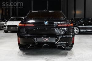 Black BMW 750 2025 in Riga, with an engine capacity of 3.00 L and mileage of 17 thousand km for 121000 €, photo 6 on AUTOMOTO.COM.LV