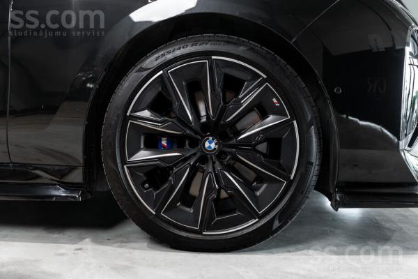 Black BMW 750 2025 in Riga, with an engine capacity of 3.00 L and mileage of 17 thousand km for 121000 €, photo 7 on AUTOMOTO.COM.LV