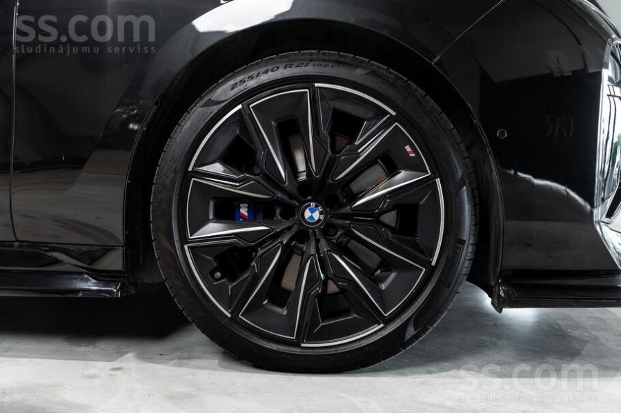 Black BMW 750 2025 in Riga, with an engine capacity of 3.00 L and mileage of 17 thousand km for 121000 €, photo 8 on AUTOMOTO.COM.LV