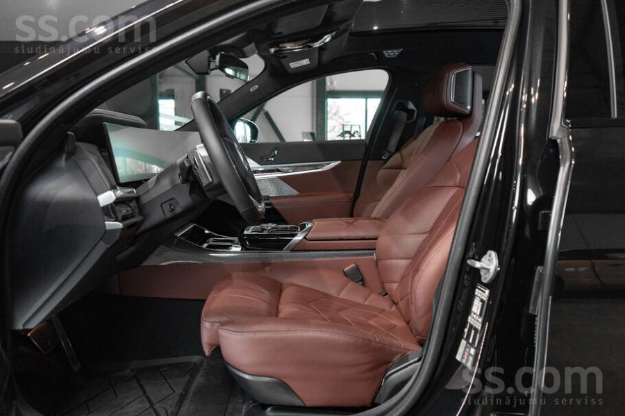 Black BMW 750 2025 in Riga, with an engine capacity of 3.00 L and mileage of 17 thousand km for 121000 €, photo 9 on AUTOMOTO.COM.LV