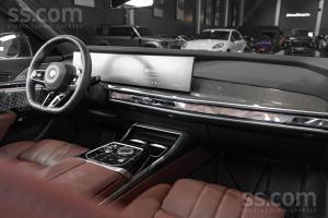 Black BMW 750 2025 in Riga, with an engine capacity of 3.00 L and mileage of 17 thousand km for 121000 €, photo 12 on AUTOMOTO.COM.LV