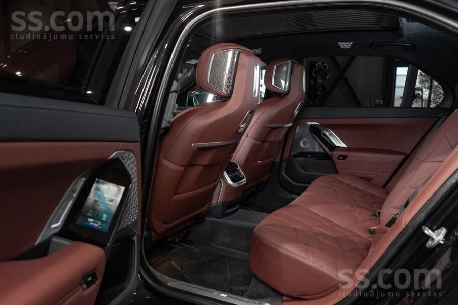 Black BMW 750 2025 in Riga, with an engine capacity of 3.00 L and mileage of 17 thousand km for 121000 €, photo 13 on AUTOMOTO.COM.LV